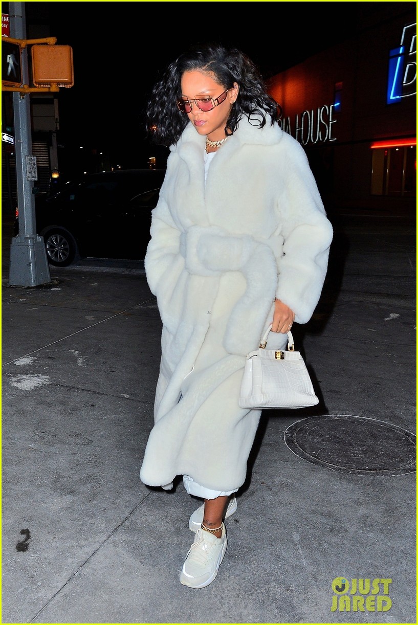 Rihanna Bundles Up in Fur Coat for Night Out in Chilly New York: Photo ...