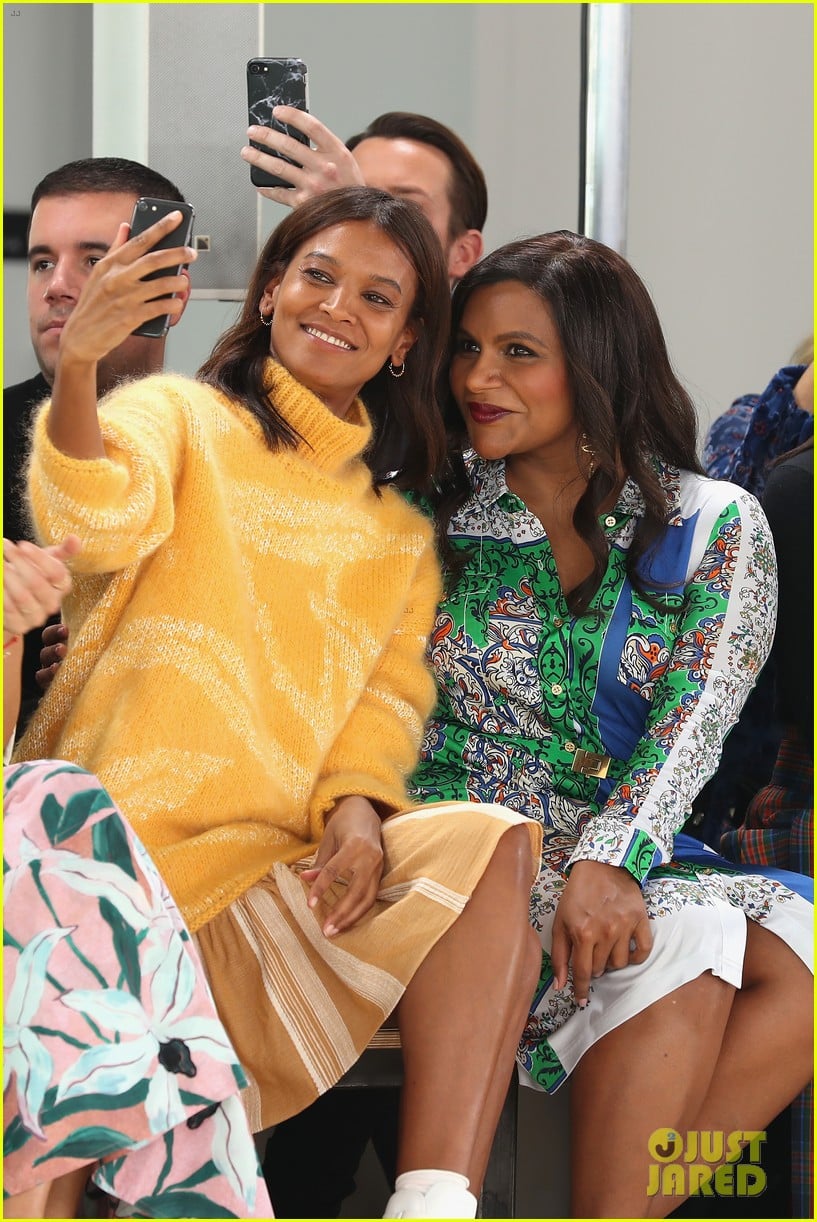 Zoe Saldana, Naomi Watts & Mindy Kaling Buddy Up at Tory Burch NYFW ...