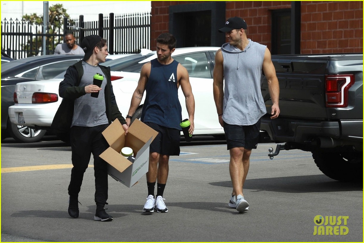 The Bachelor's Colton Underwood Bares Buff Muscles After a Workout with ...