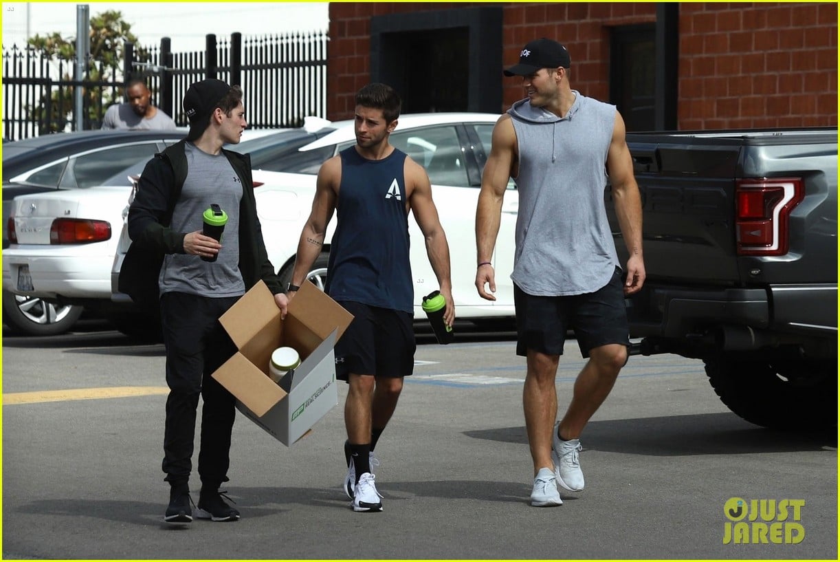 The Bachelor's Colton Underwood Bares Buff Muscles After a Workout with ...