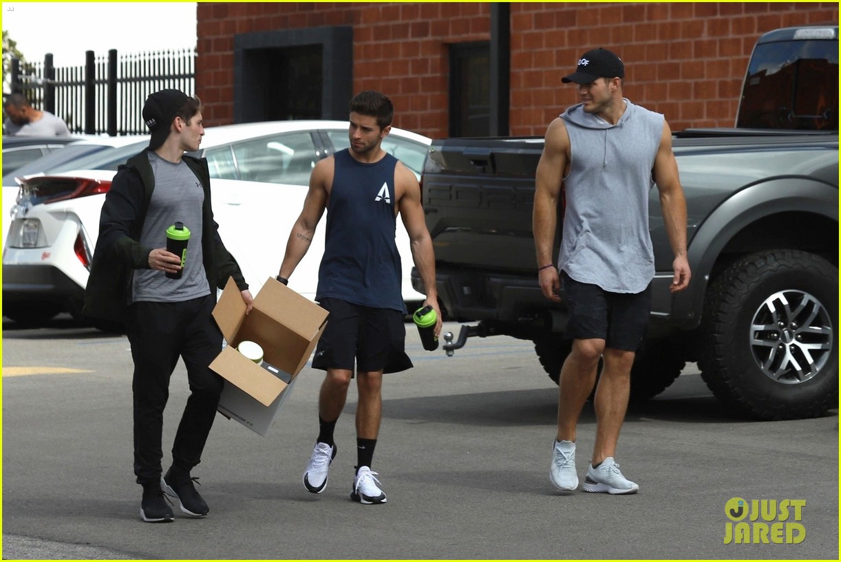 The Bachelor's Colton Underwood Bares Buff Muscles After a Workout with ...