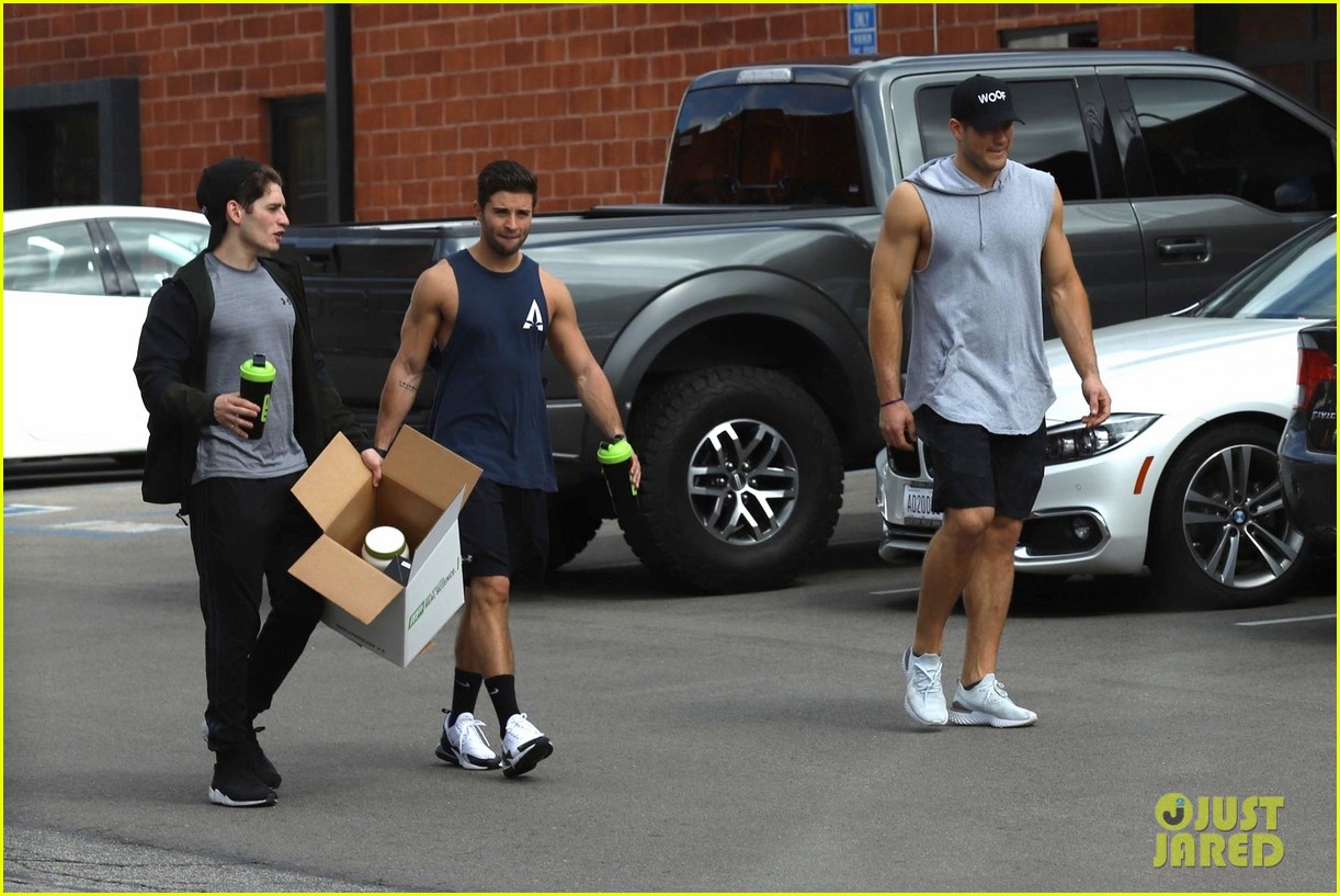 The Bachelor's Colton Underwood Bares Buff Muscles After a Workout with ...