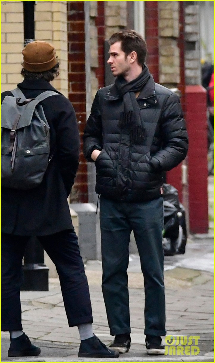 Andrew Garfield Meets Up with Friends in London: Photo 4254176 | Andrew ...