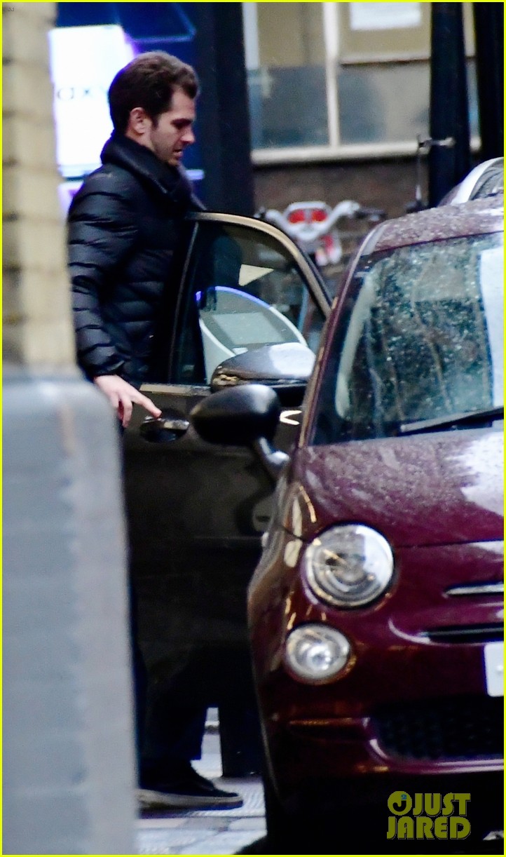 Andrew Garfield Meets Up with Friends in London: Photo 4254180 | Andrew ...