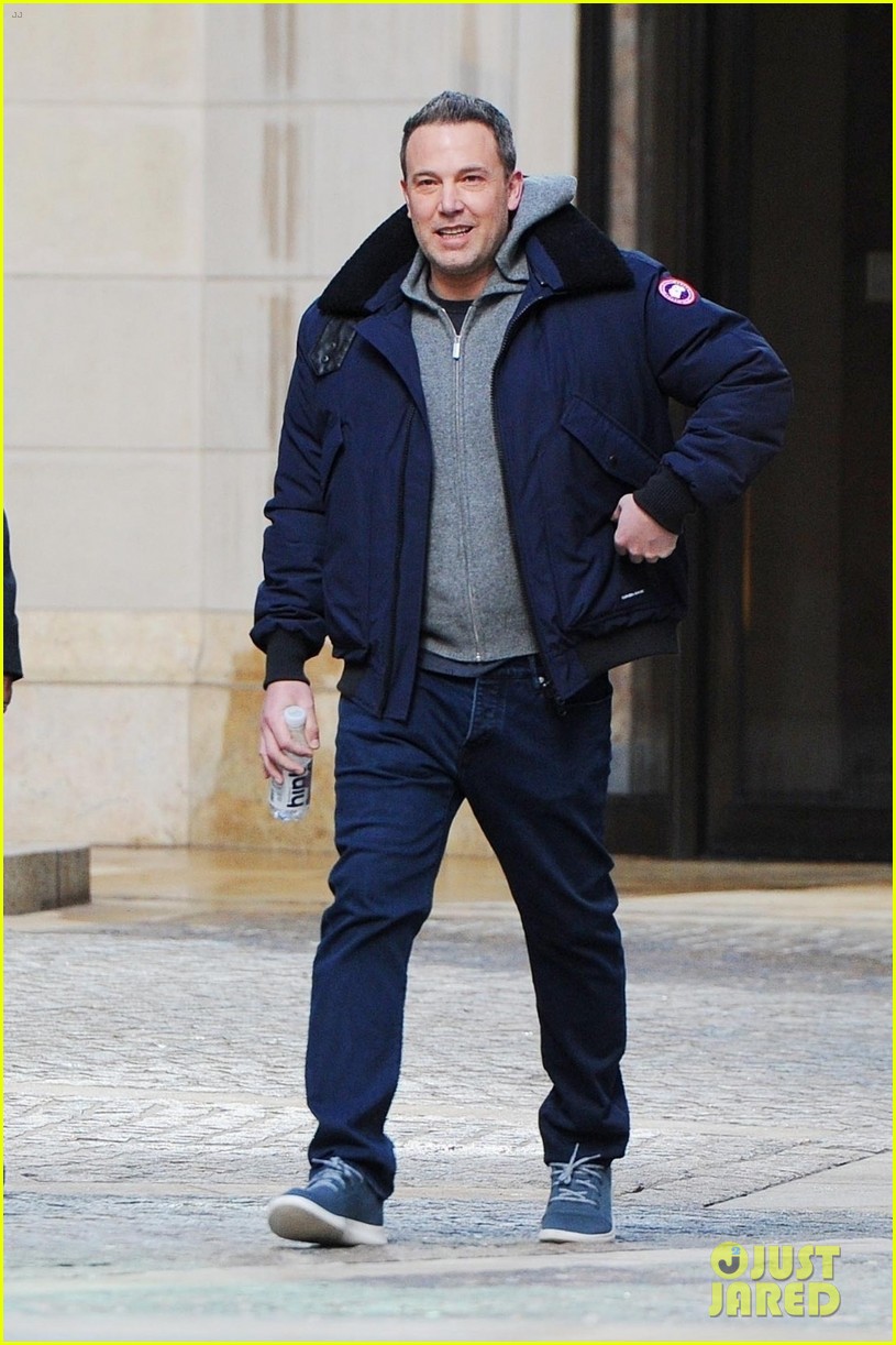 Ben Affleck & Lindsay Shookus Couple Up to Jet Out of NYC: Photo ...