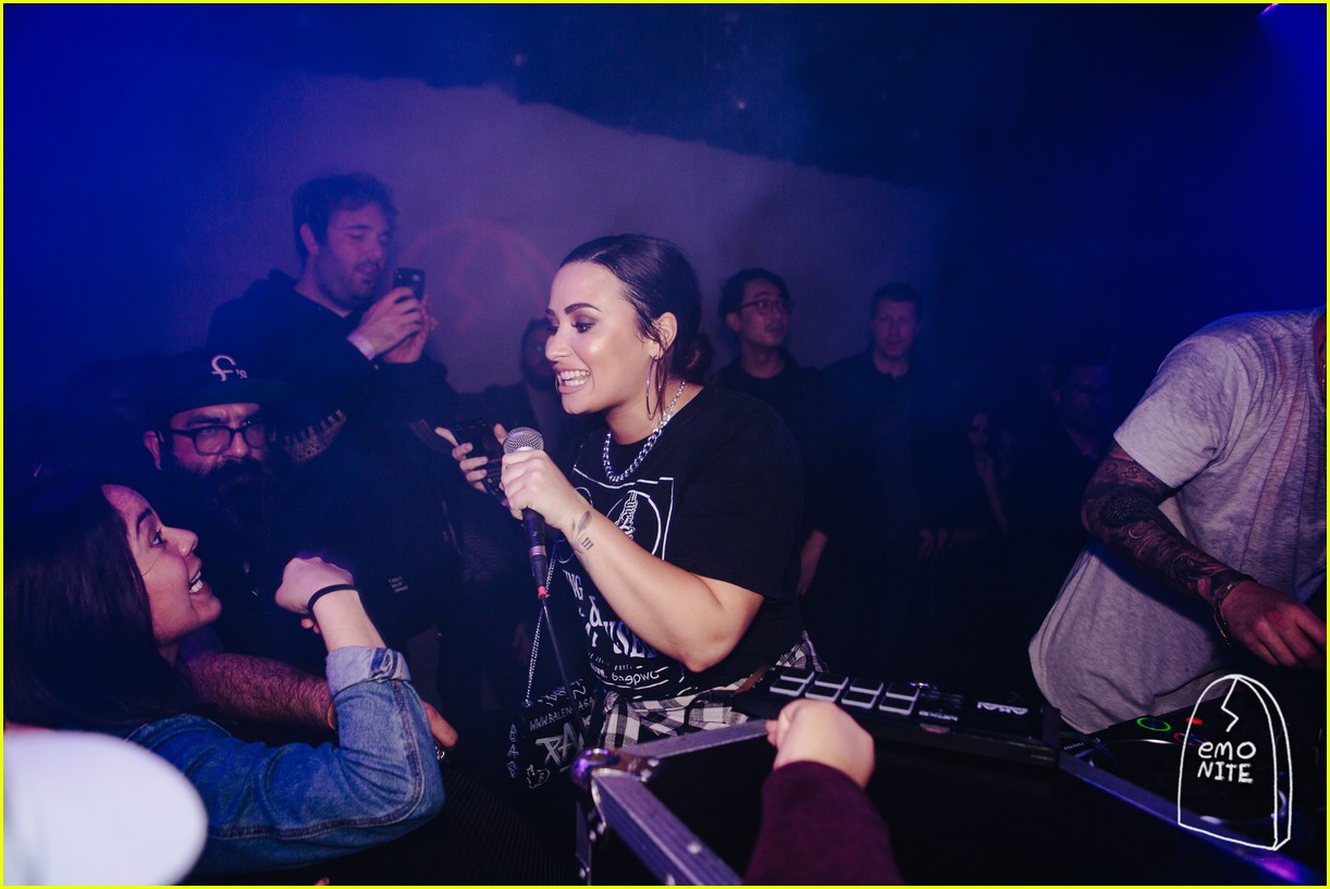 Demi Lovato Takes the Stage For Surprise Performance at Emo Nite in LA ...
