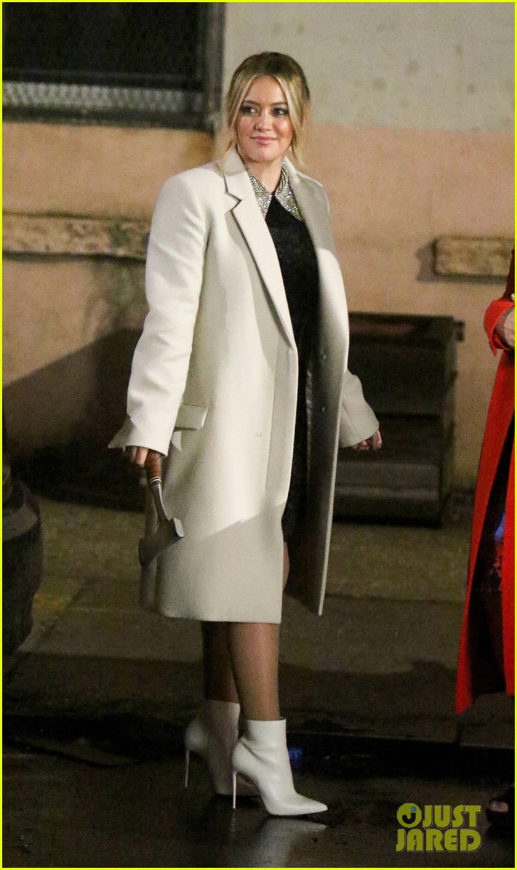 Hilary Duff Holds Up an Axe on 'Younger' Set!: Photo 4262916 | Hilary ...