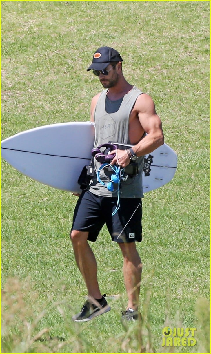 Chris Hemsworth Shows Off His Incredibly Muscular Arms!: Photo 4256413 ...