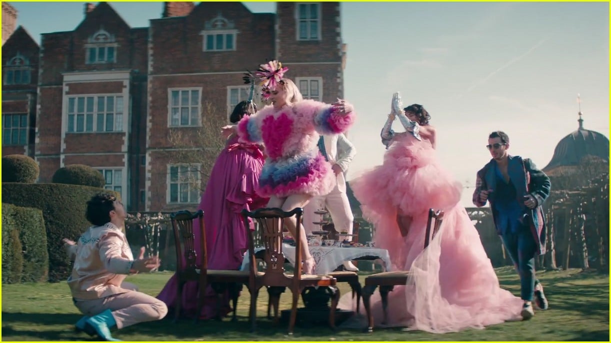 Jonas Brothers Release Director's Cut for 'Sucker' Music Video - Watch ...