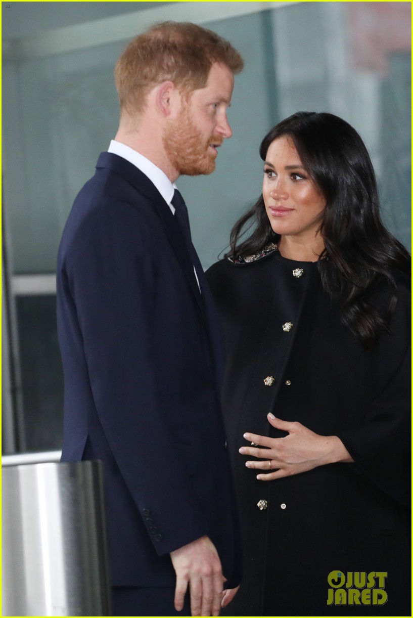 Meghan Markle & Prince Harry Make Unplanned Appearance to Pay Respects ...