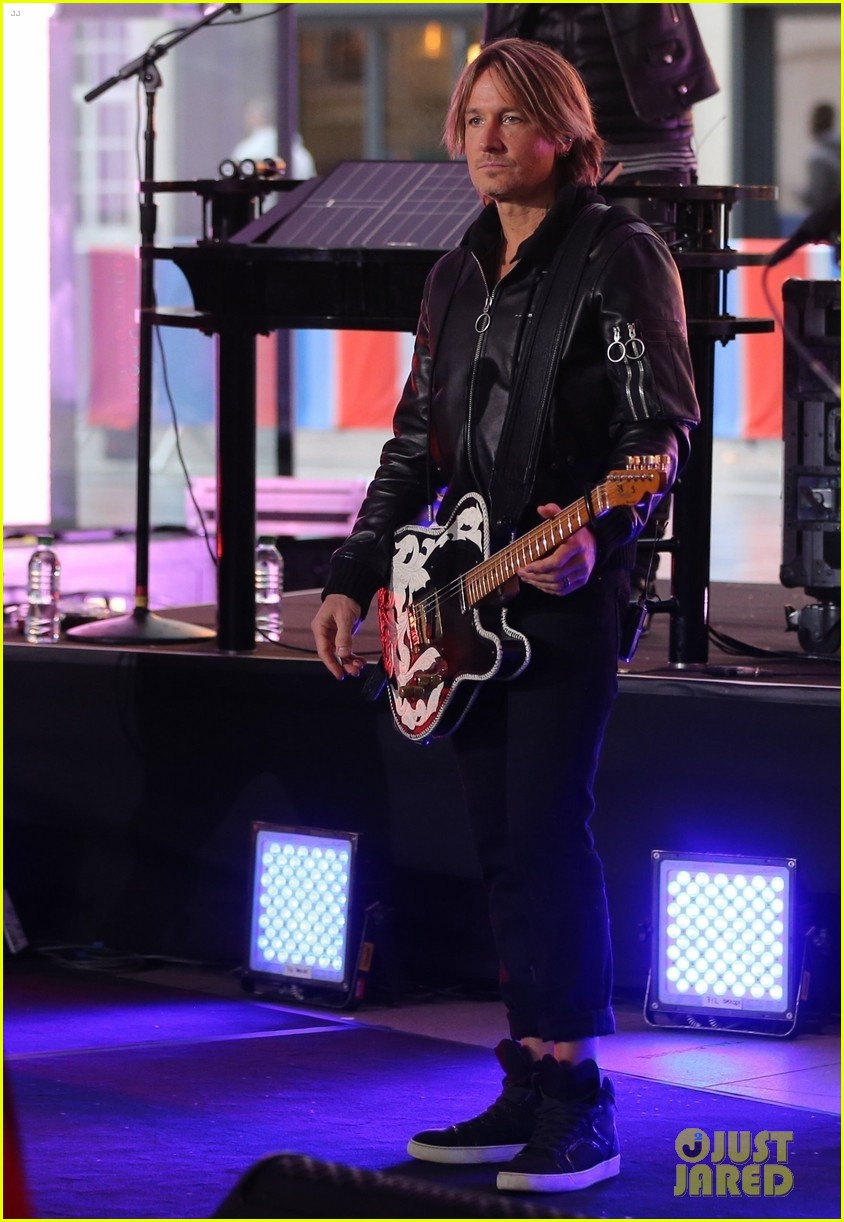 Keith Urban Rocks Out on Stage in London!: Photo 4253591 | Keith Urban ...