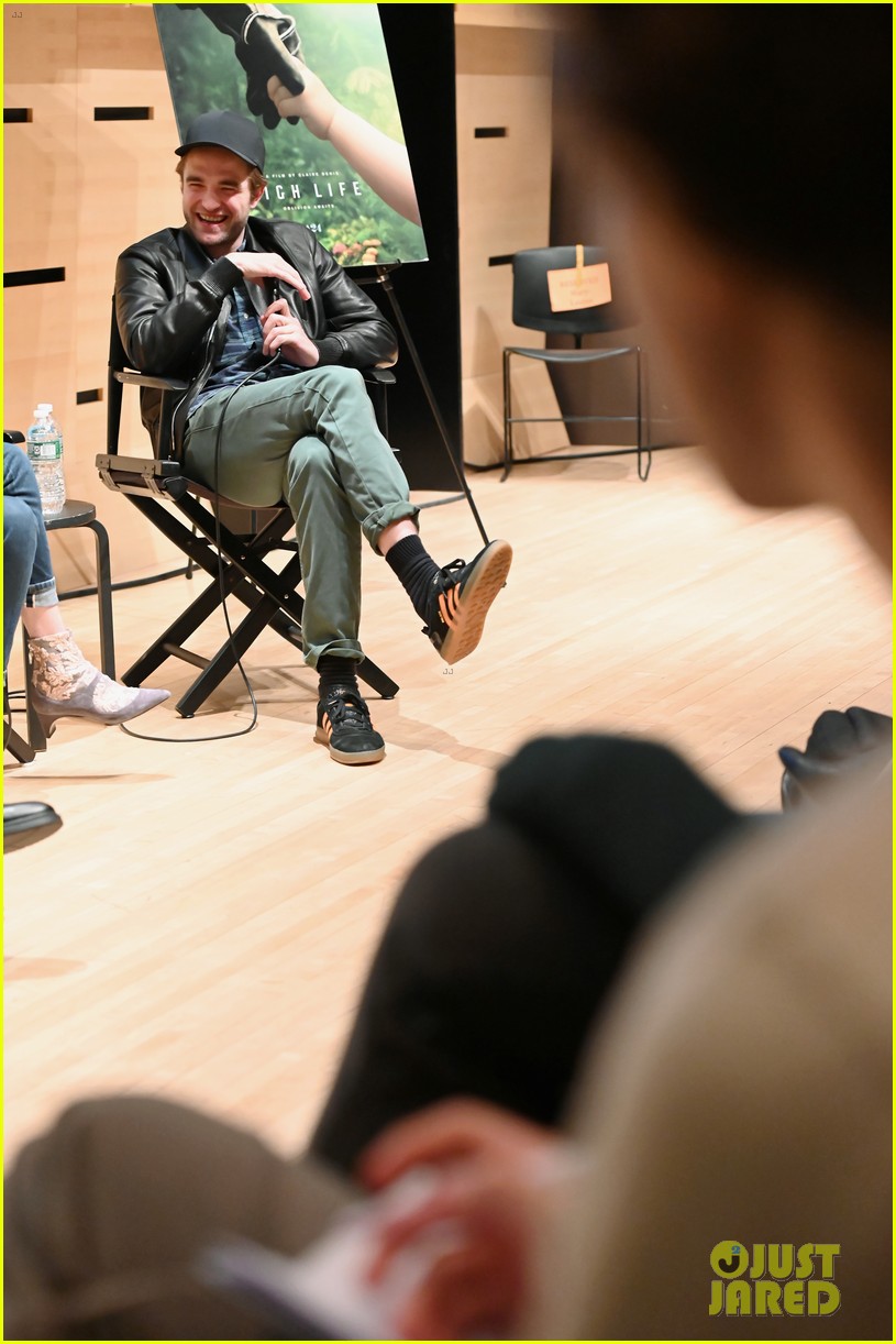 Robert Pattinson Got 'Locked in a Room' to Read Christopher Nolan's New ...