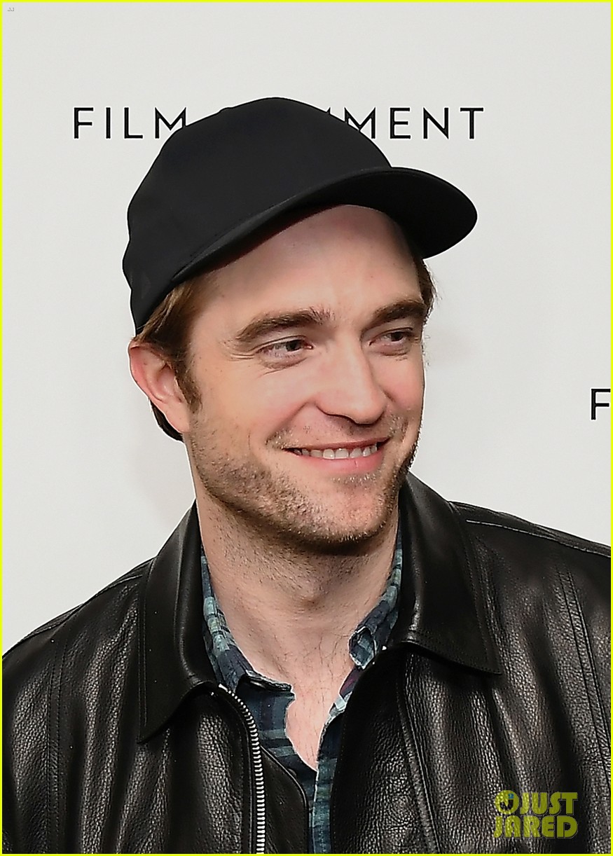 Robert Pattinson Got 'Locked in a Room' to Read Christopher Nolan's New ...