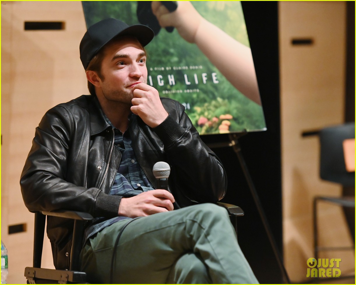 Robert Pattinson Got 'Locked in a Room' to Read Christopher Nolan's New ...