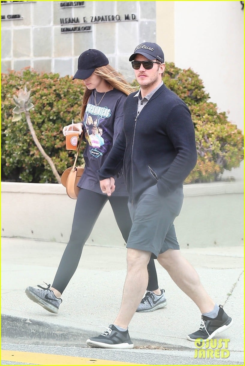 Chris Pratt & Fiancee Katherine Schwarzenegger Hold Hands During ...