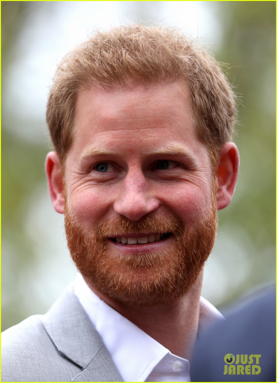 Prince Harry Cheers on Runners at Virgin Money London Marathon 2019 ...
