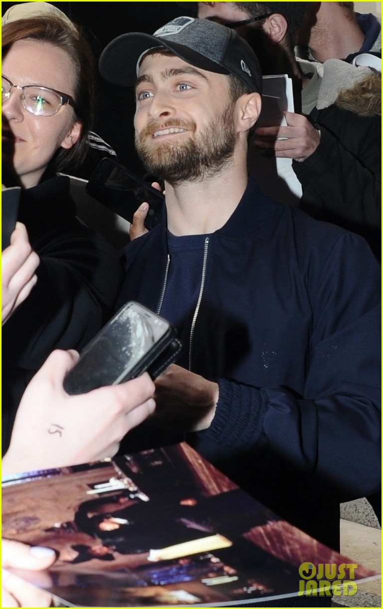 Daniel Radcliffe is Swarmed by Fans in London!: Photo 4277270 | Daniel ...