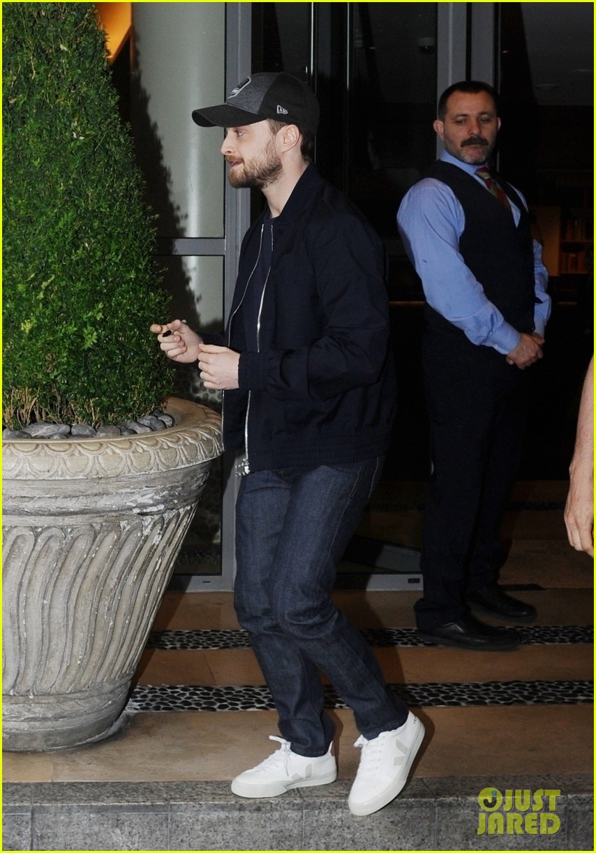 Daniel Radcliffe is Swarmed by Fans in London!: Photo 4277271 | Daniel ...