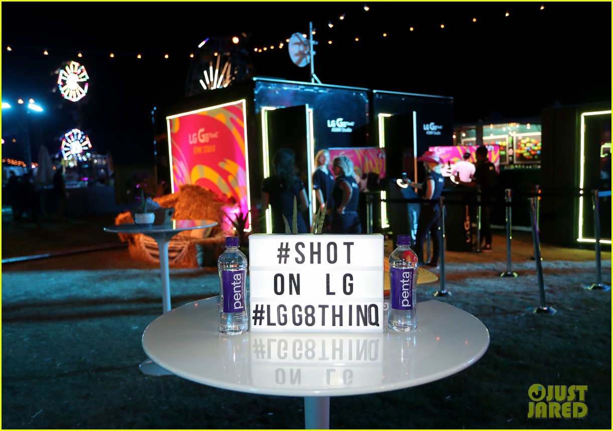 Colton Underwood & Gregg Sulkin Go On a Stagecoach Double Date with ...