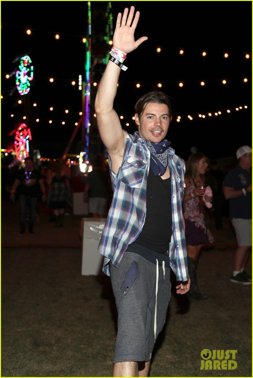 Colton Underwood & Gregg Sulkin Go On a Stagecoach Double Date with ...