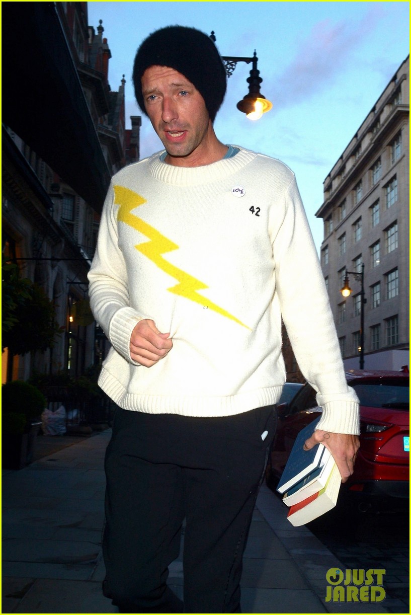 Chris Martin Brings Some Books to Dinner in London!: Photo 4282036 ...