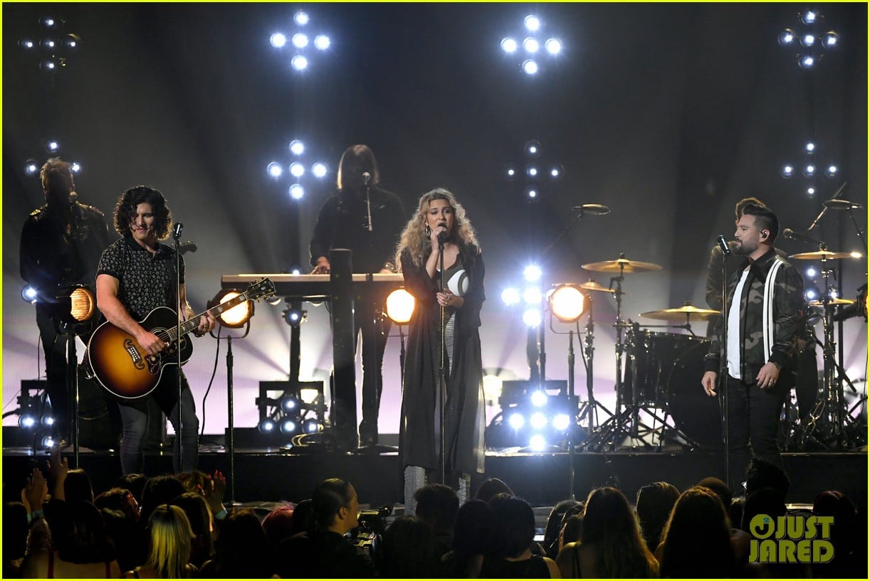 Dan + Shay Perform 'Speechless' With Tori Kelly at Billboard Music Awards 2019 - Watch the Video ...