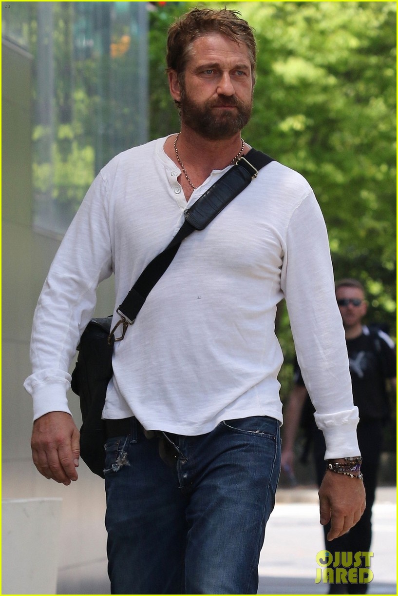 Gerard Butler Gives Two Thumbs Up in New York City: Photo 4284694 ...