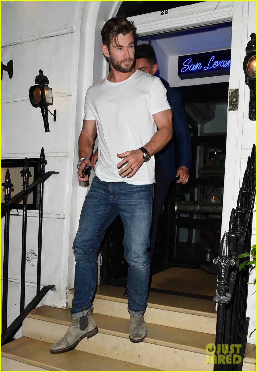 Chris Hemsworth's Tight Sleeves Showcase His Chiseled Arms: Photo ...