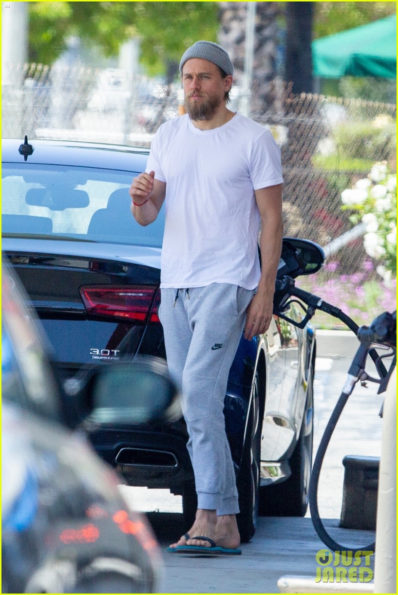 Charlie Hunnam Spends His Sunday Running Errands: Photo 4289865 ...