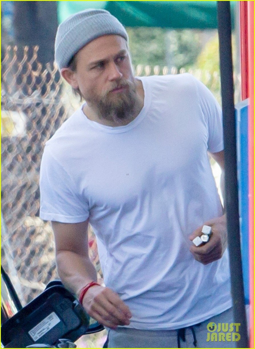 Charlie Hunnam Spends His Sunday Running Errands: Photo 4289866 ...