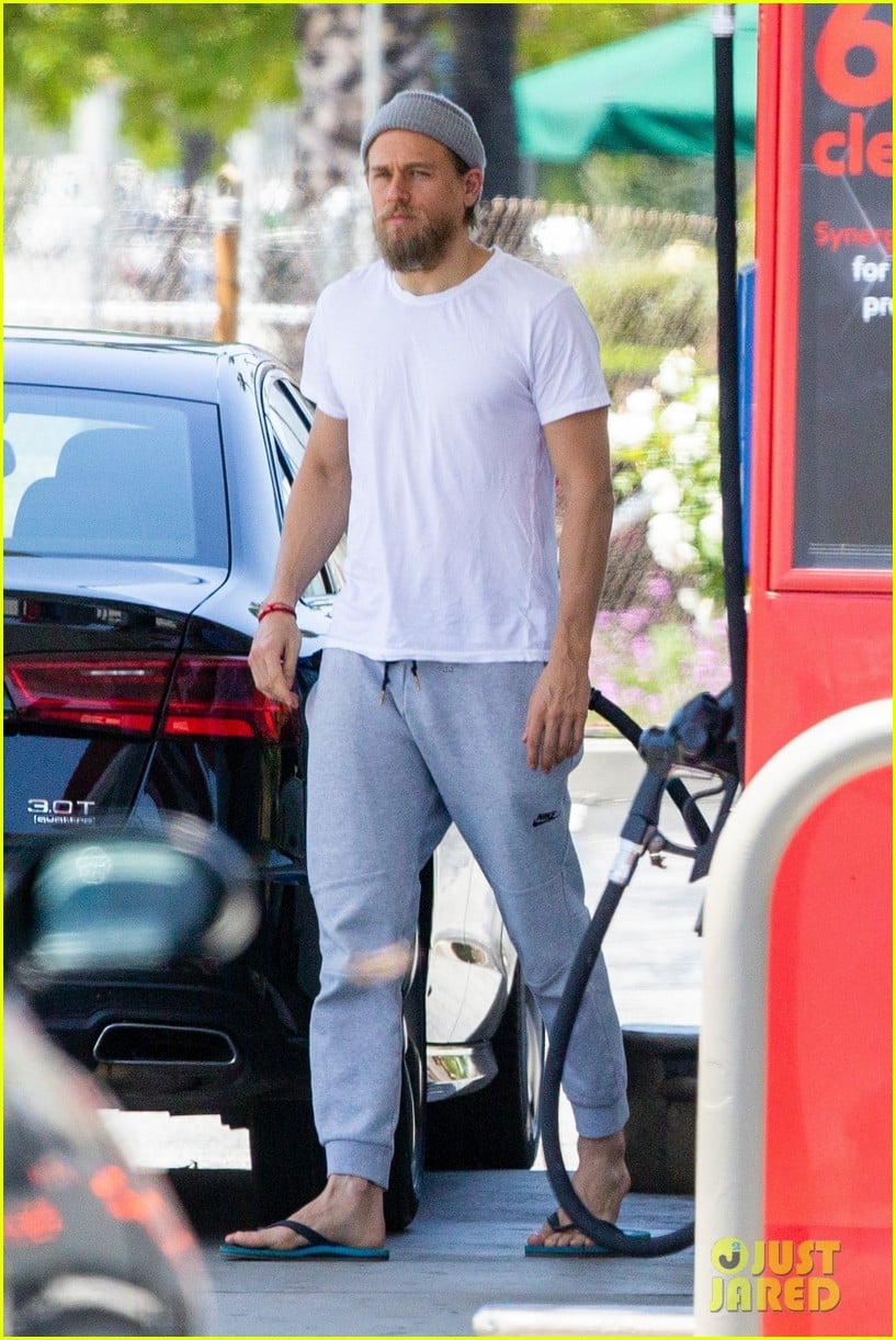 Charlie Hunnam Spends His Sunday Running Errands: Photo 4289867 ...