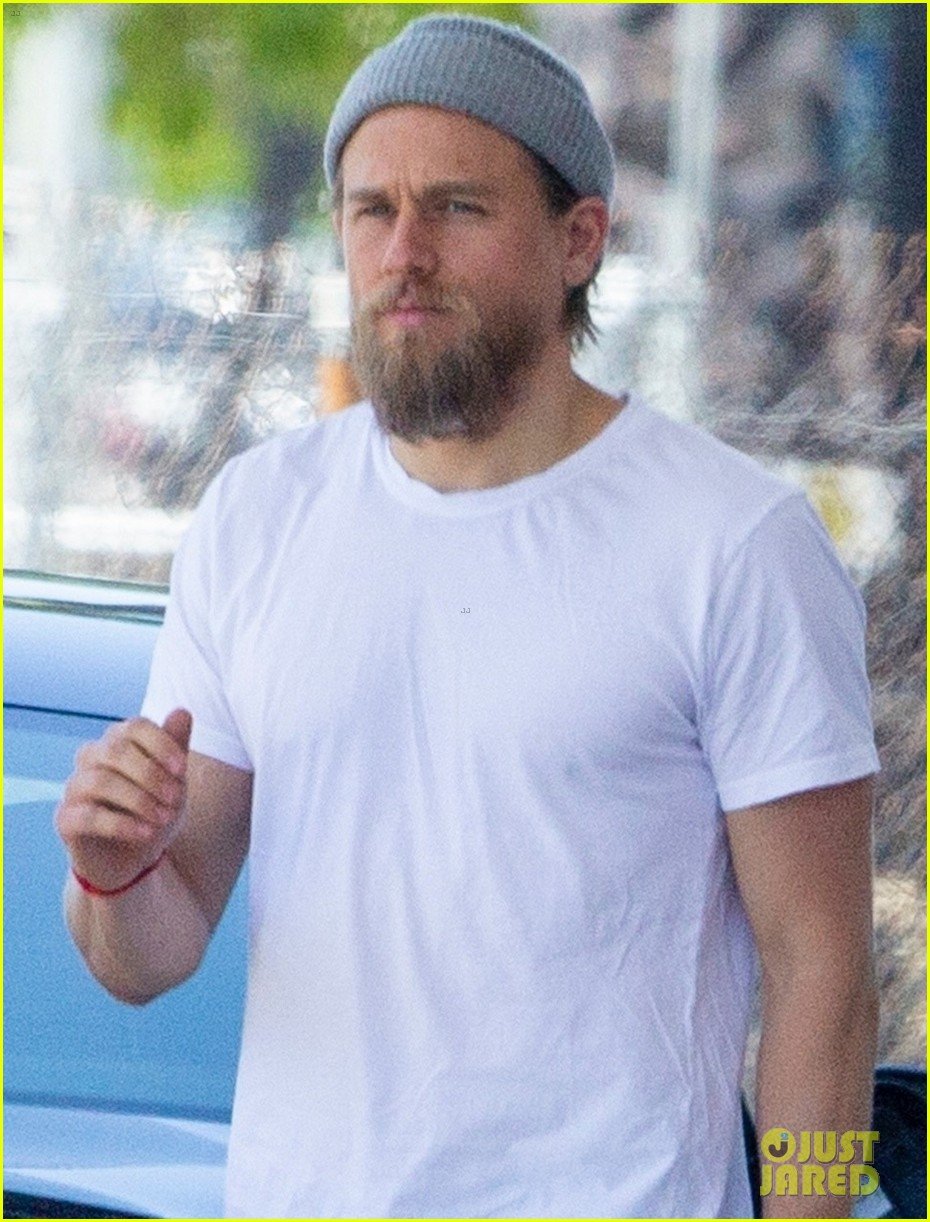 Charlie Hunnam Spends His Sunday Running Errands: Photo 4289868 ...