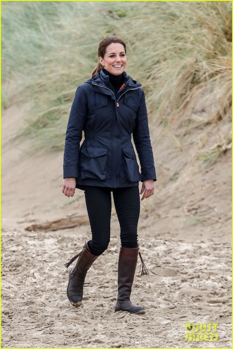 Kate Middleton & Prince William Journey to the Beach in Wales!: Photo ...
