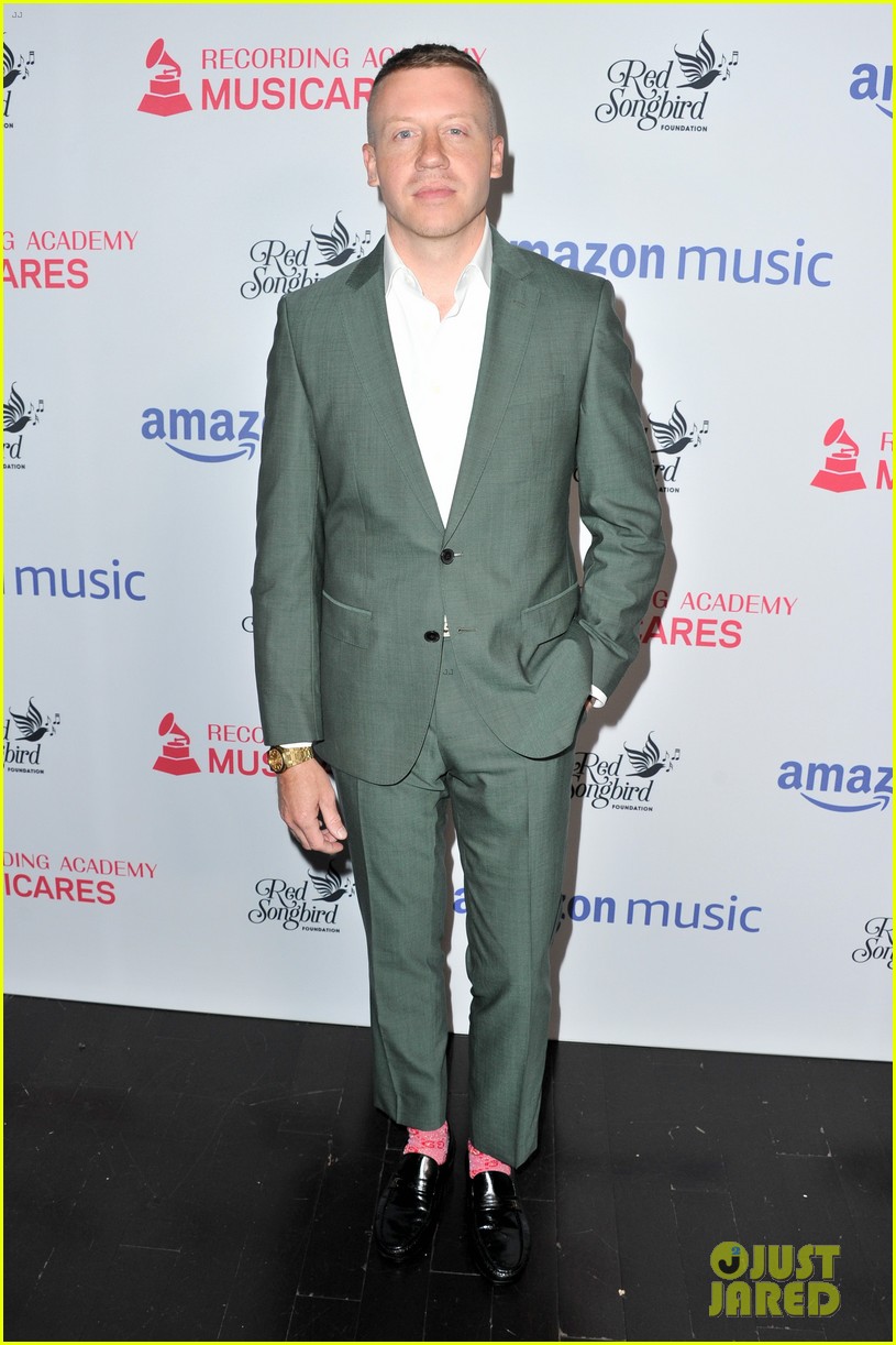 Kesha Makes a Statement in a Bold Mask at Concert for Recovery! : Photo ...