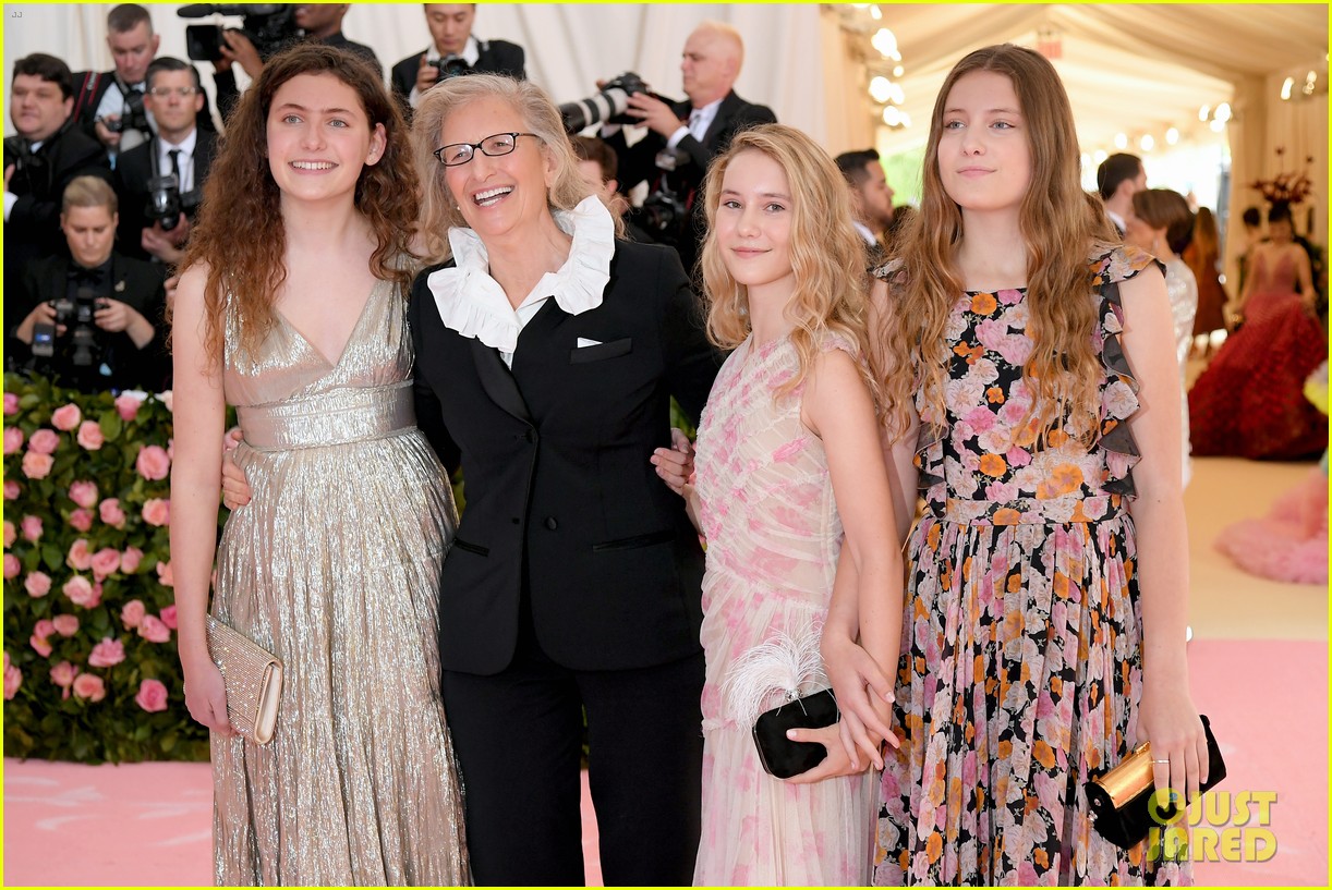 Photographer Annie Leibovitz Brings Daughters to Met Gala 2019 ...