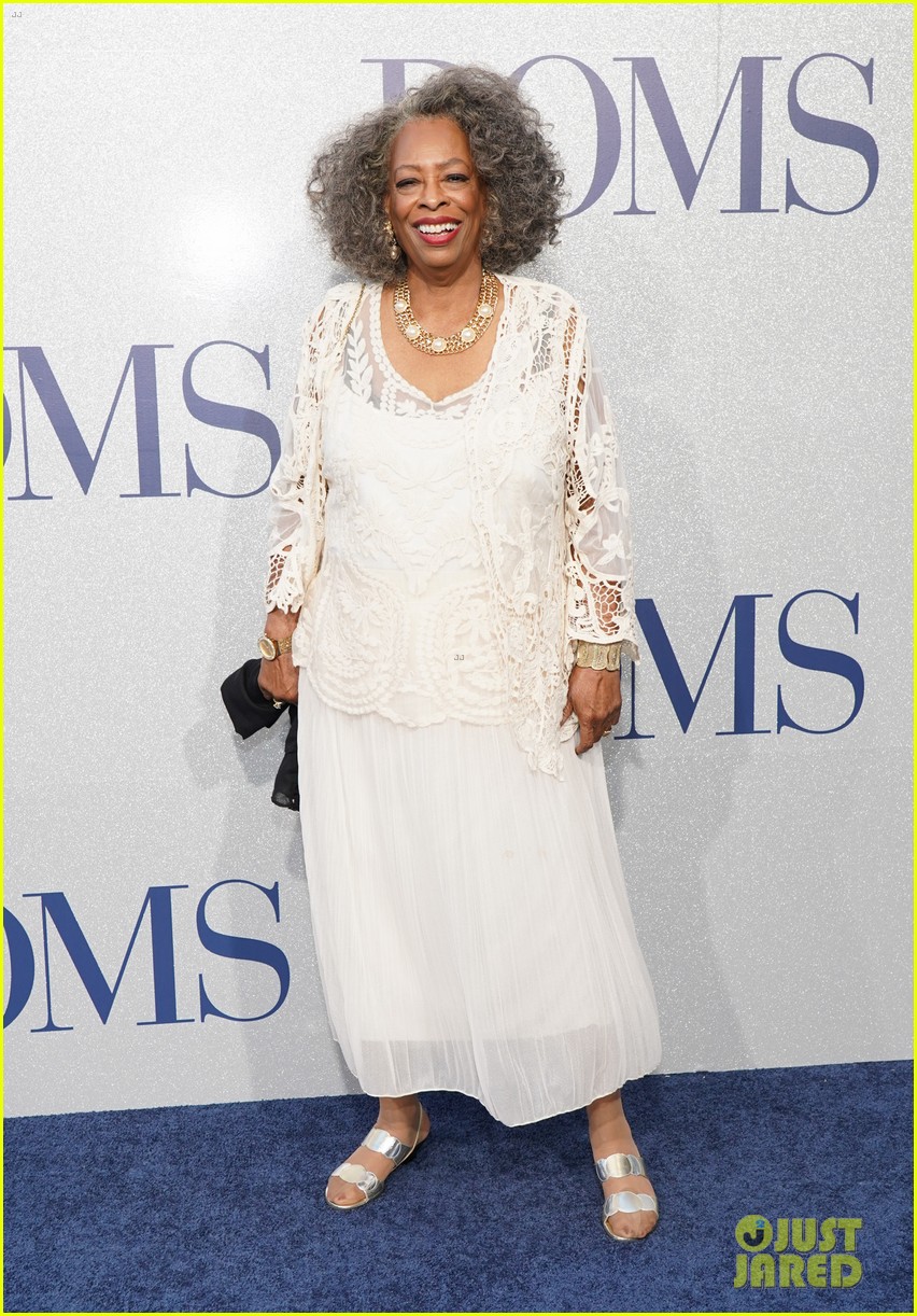 Diane Keaton Gets Support from Sarah Paulson at 'Poms' Premiere!: Photo ...