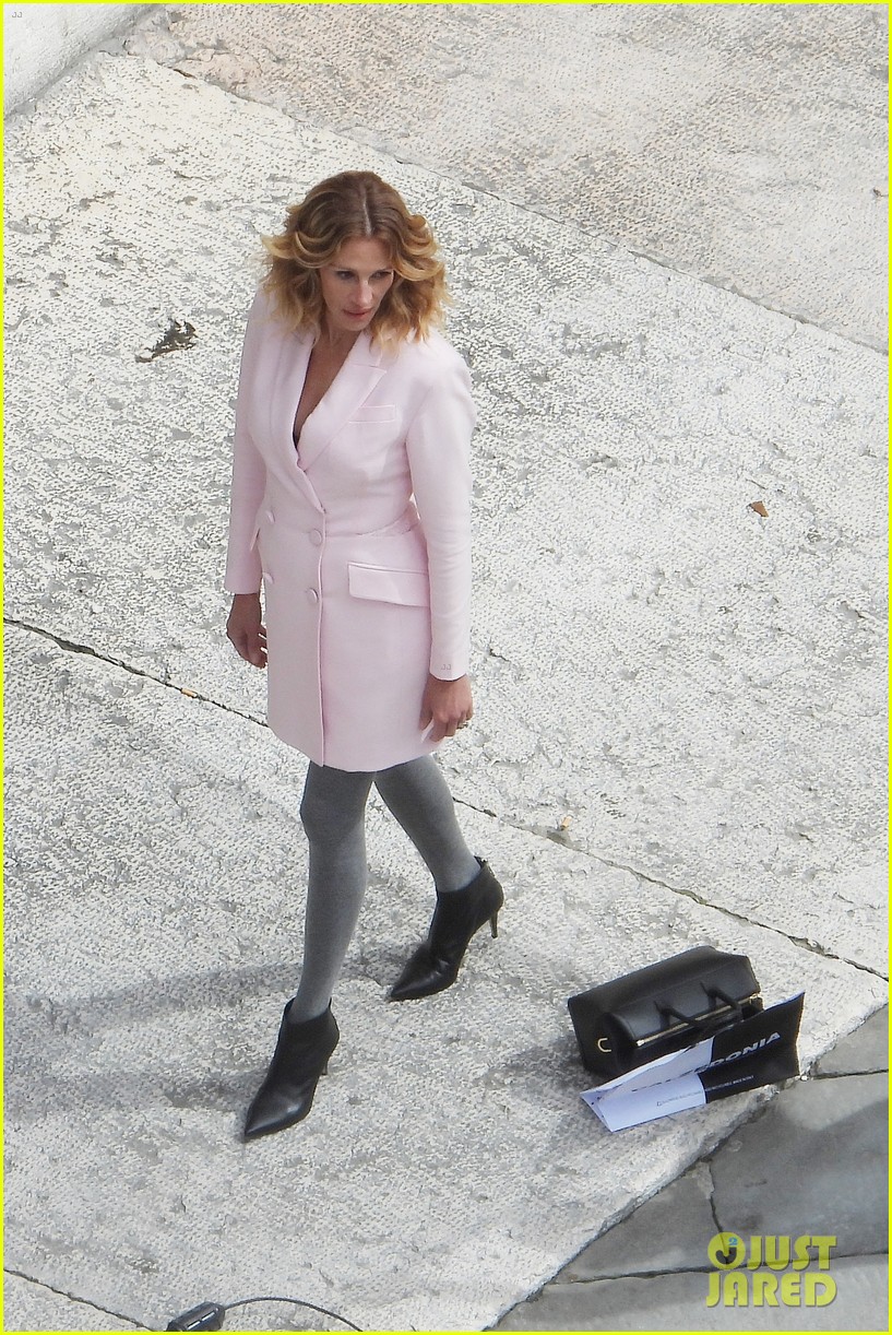 Julia Roberts Works the Camera During Modeling Gig: Photo 4300573 ...