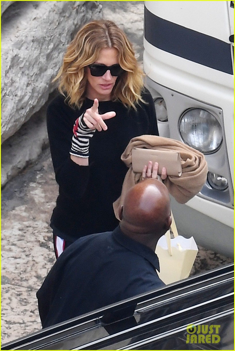 Julia Roberts Works the Camera During Modeling Gig: Photo 4300575 ...