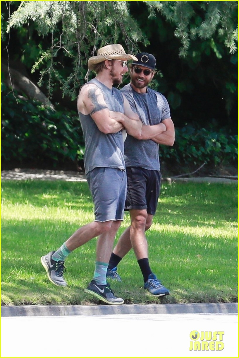 Dax Shepard Shows Off Arm Muscles During Griffith Park Hike: Photo ...