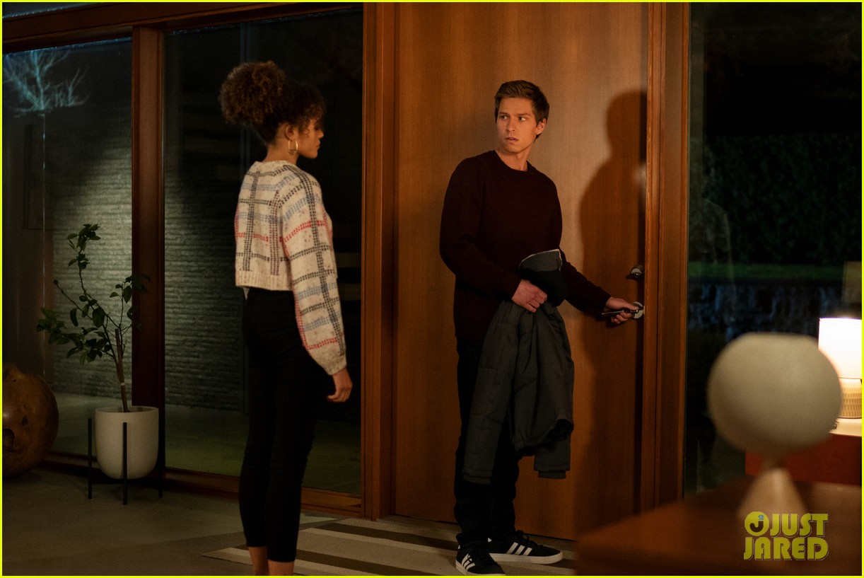 Netflix Drops Trailer For New YA Shoplifting Drama, 'Trinkets' - Watch ...