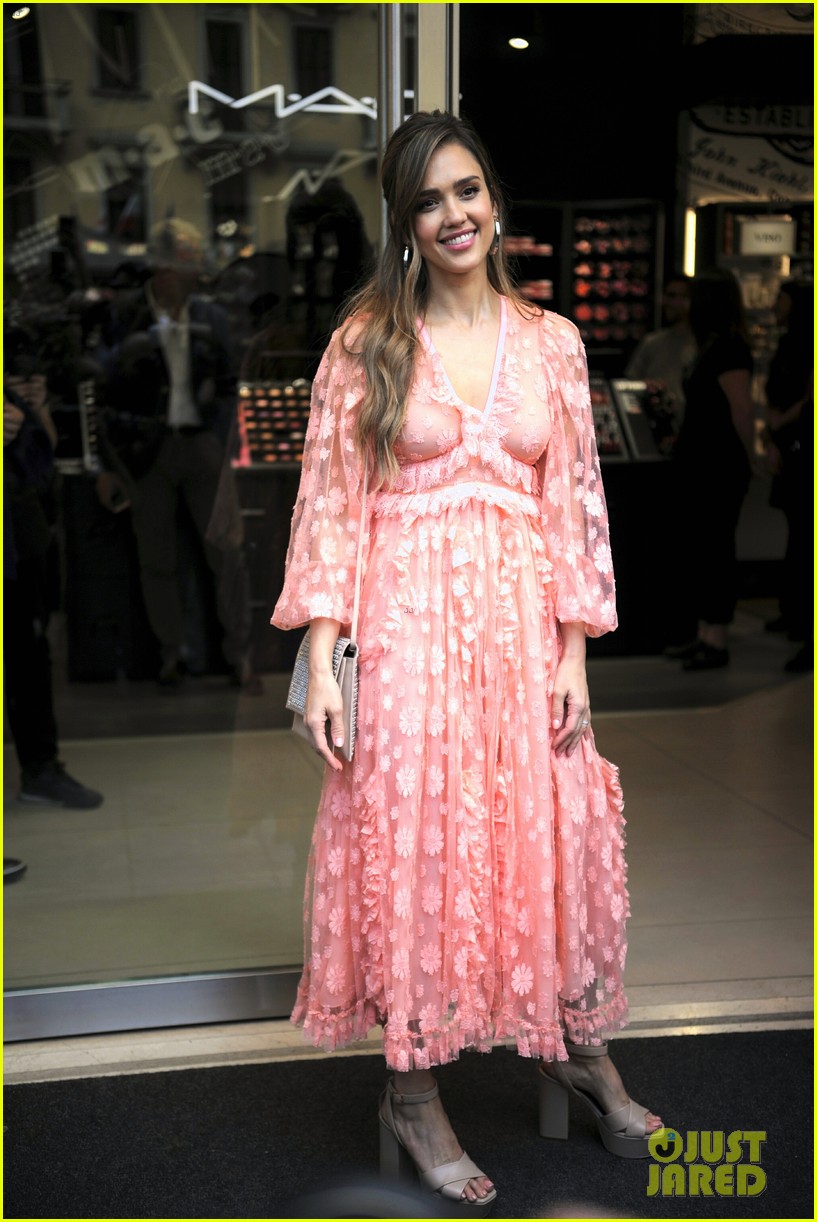 Jessica Alba Goes Pretty in Pink While Stepping Out in Milan!: Photo ...