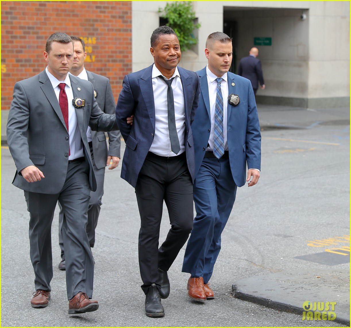 Cuba Gooding Jr. Leaves Precinct in Handcuffs After Turning Himself In ...