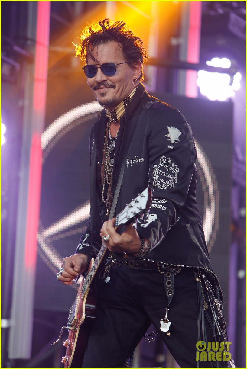 Johnny Depp's Hollywood Vampires Cover David Bowie's 'Heroes' on ...