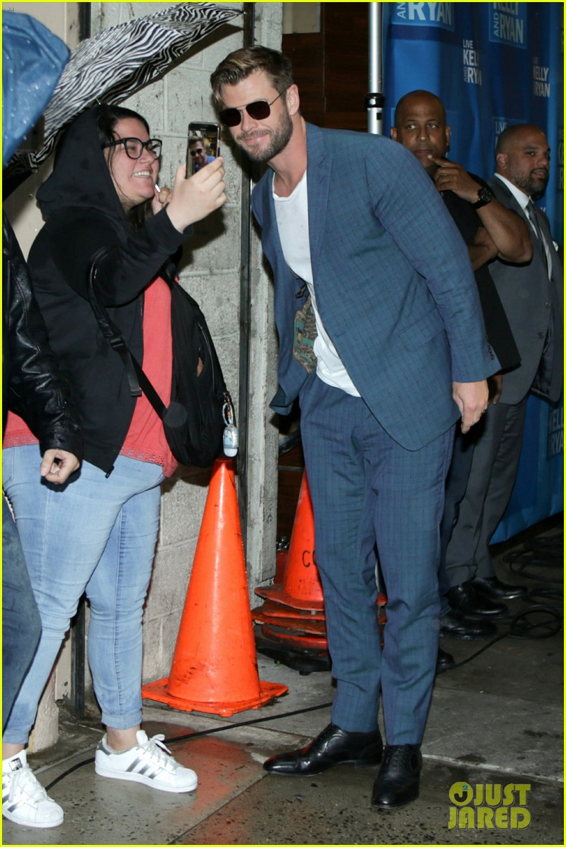 Chris Hemsworth & Tessa Thompson Promote 'Men in Black: International ...