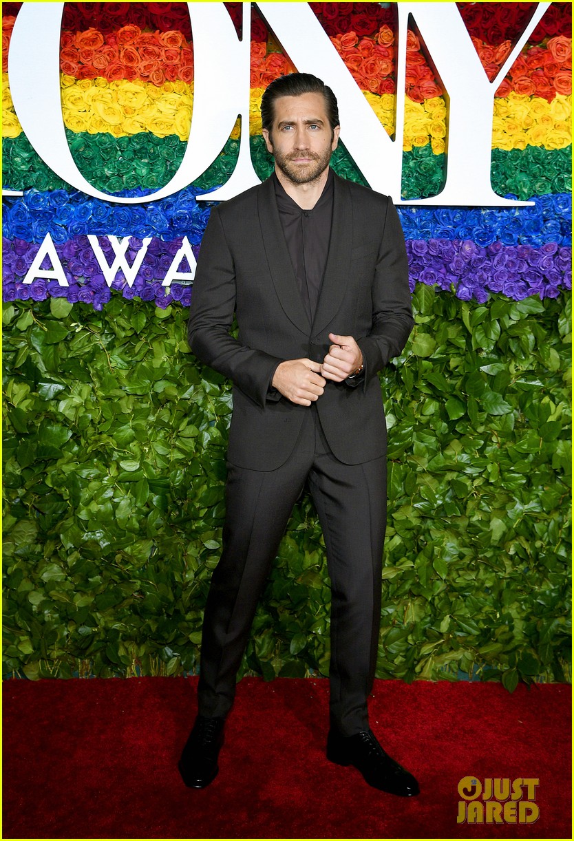 Jake Gyllenhaal & Tom Sturridge Buddy Up for Tony Awards 2019: Photo ...