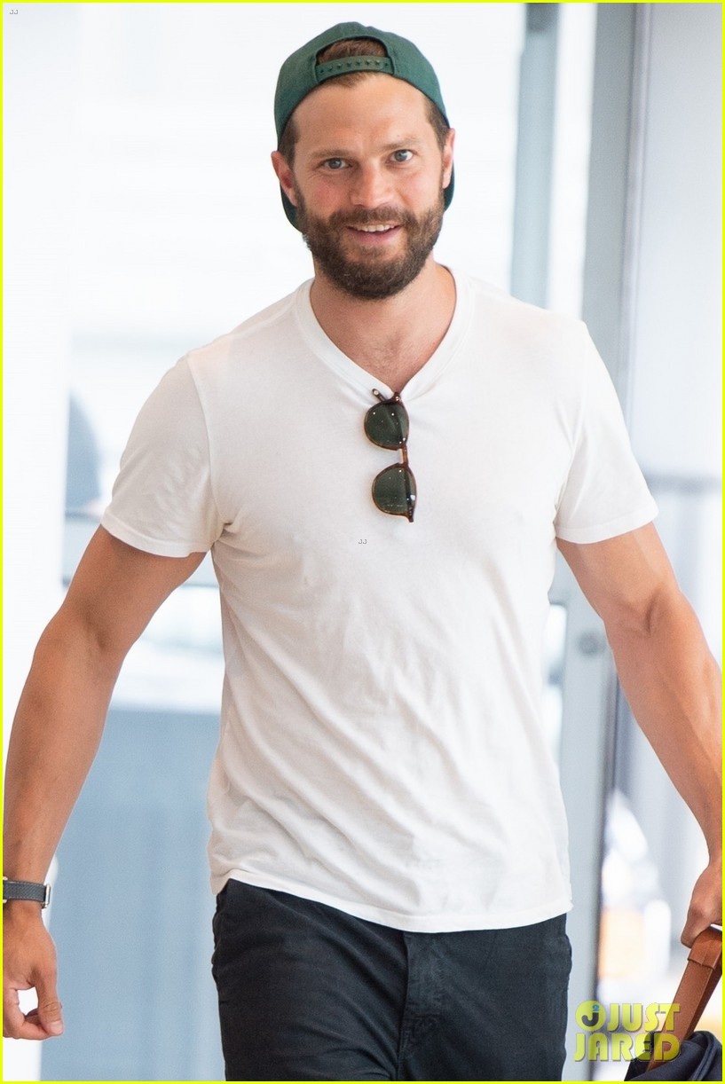 Jamie Dornan Is All Smiles While Jetting Out of New York City: Photo ...