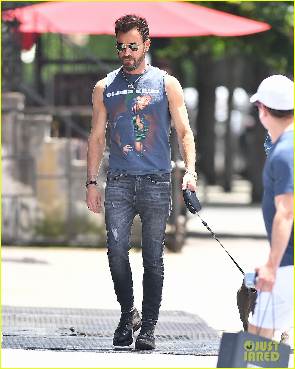 Justin Theroux Puts Muscles on Display While Walking His Dog!: Photo ...