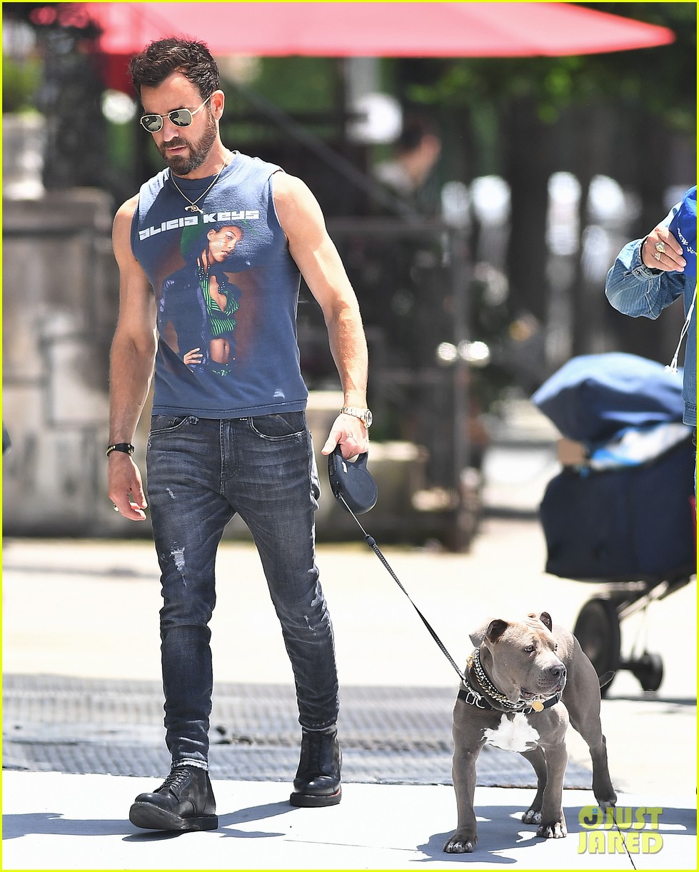 Justin Theroux Puts Muscles on Display While Walking His Dog!: Photo ...