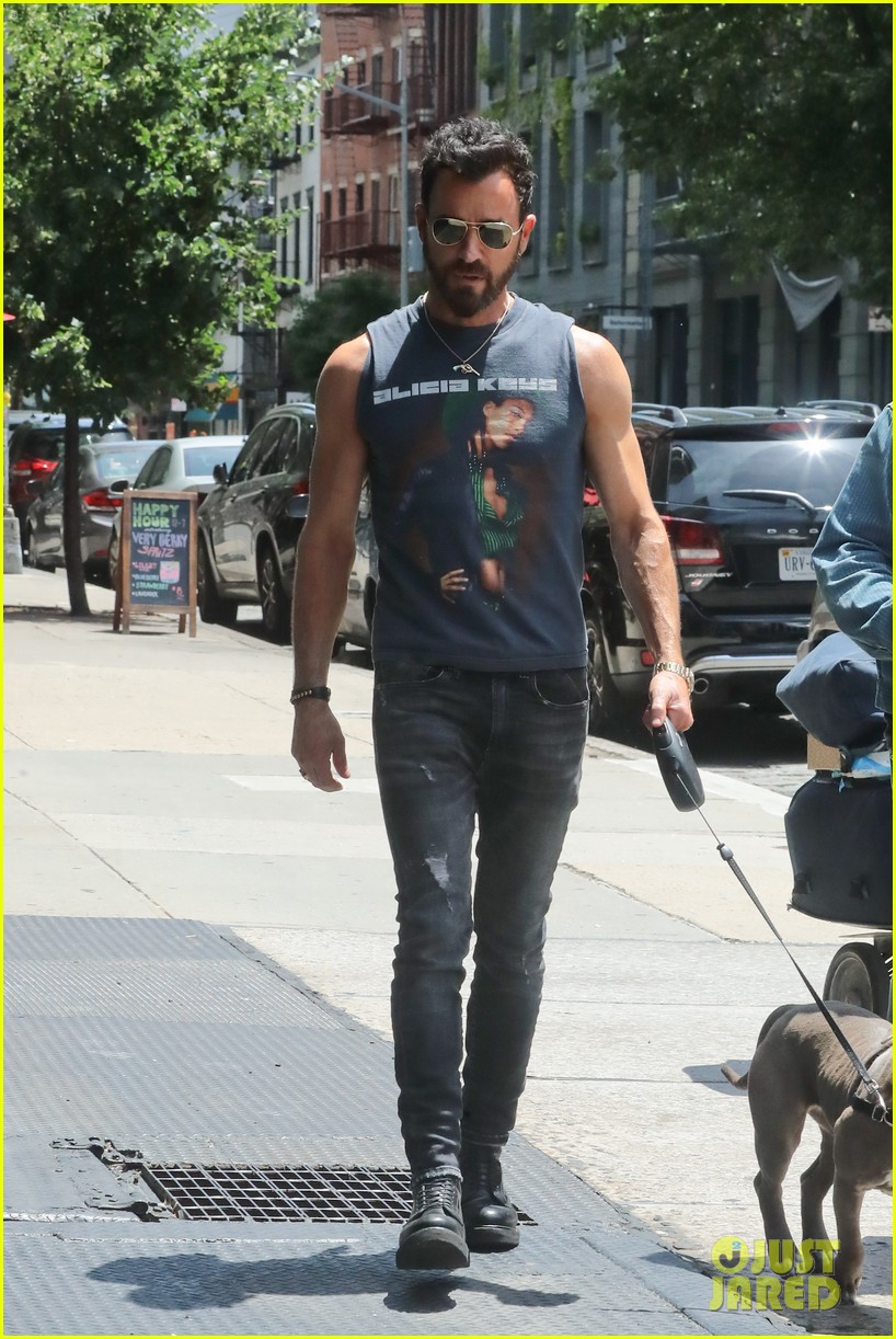 Justin Theroux Puts Muscles on Display While Walking His Dog!: Photo ...