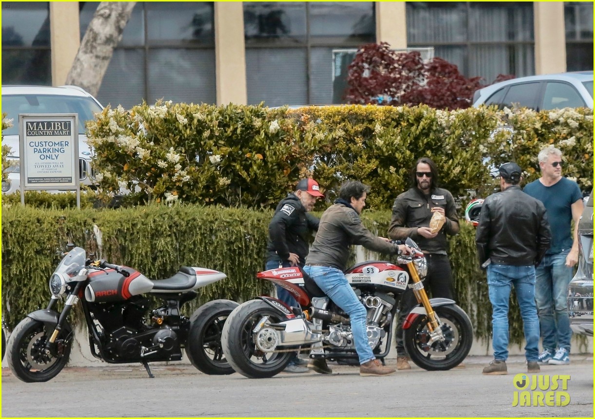 Keanu Reeves Runs Into Eric Dane While Hanging with Friends: Photo ...